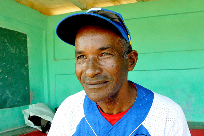 Estelar expelotero Víctor Bejerano no deja de hacer swing | CMKX Radio Bayamo